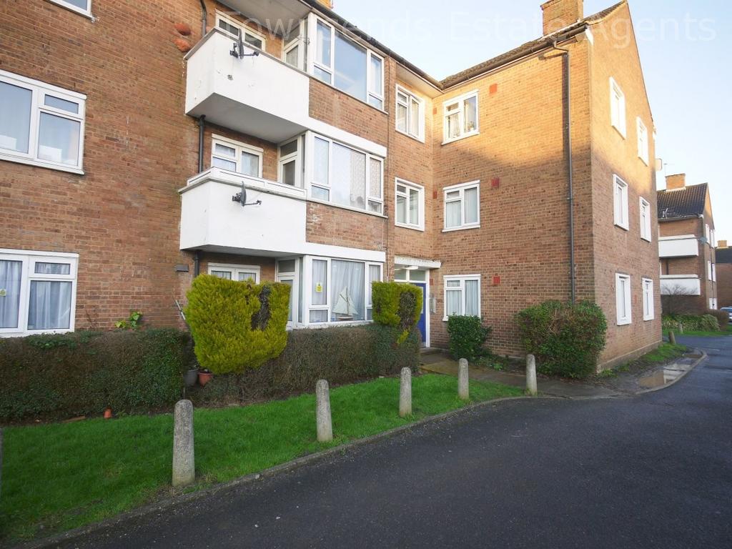 Pinner Road, Northwood HA6 2 bed flat for sale - £349,000