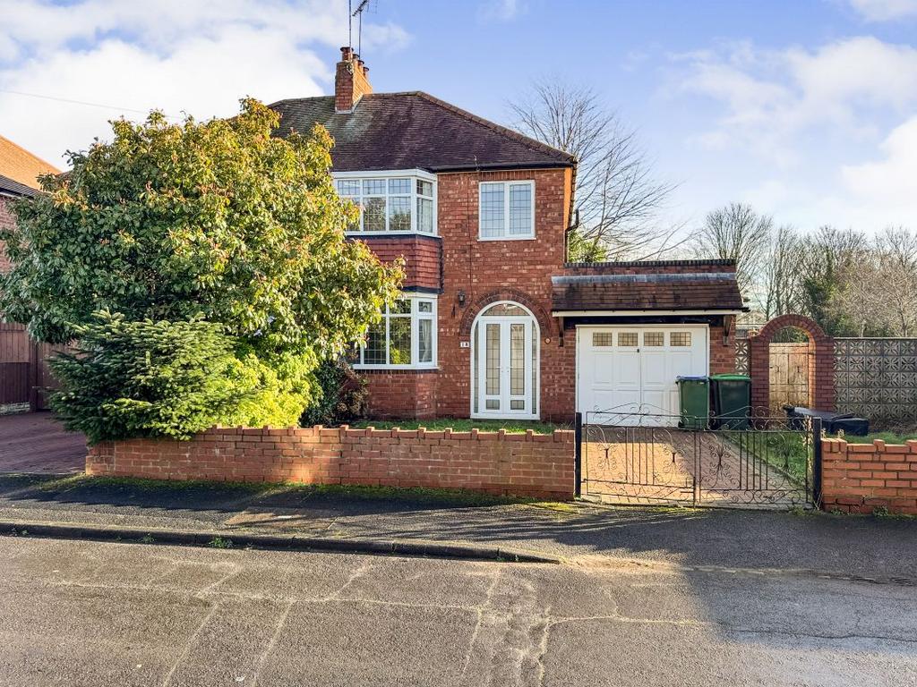 18 Bankfield Road, Tipton, DY4 0EY 3 bed semi-detached house - £95,000