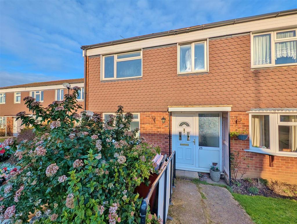 Rothwell Close, Leigh-On-Sea 3 bed terraced house - £1,500 pcm (£346 pw)