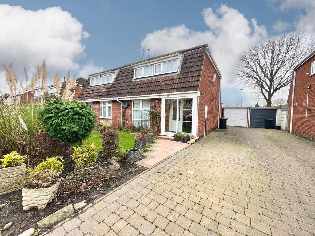 Gayfield Avenue, Brierley Hill DY5 3 bed semi-detached house - £230,000