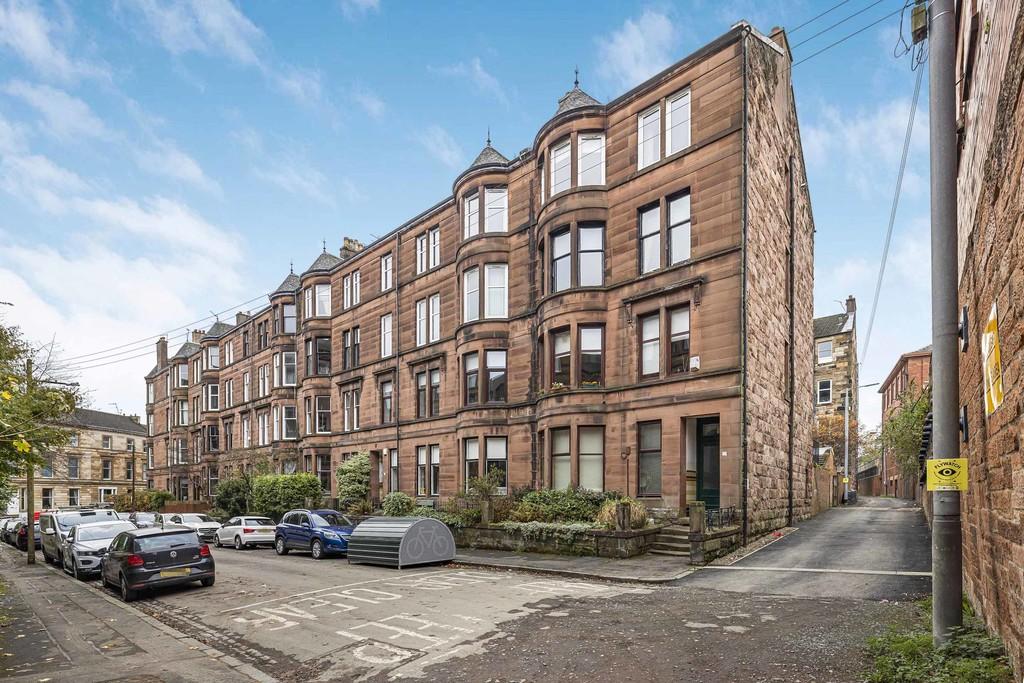 Dryburgh Gardens, Glasgow G20 2 bed flat - £250,000