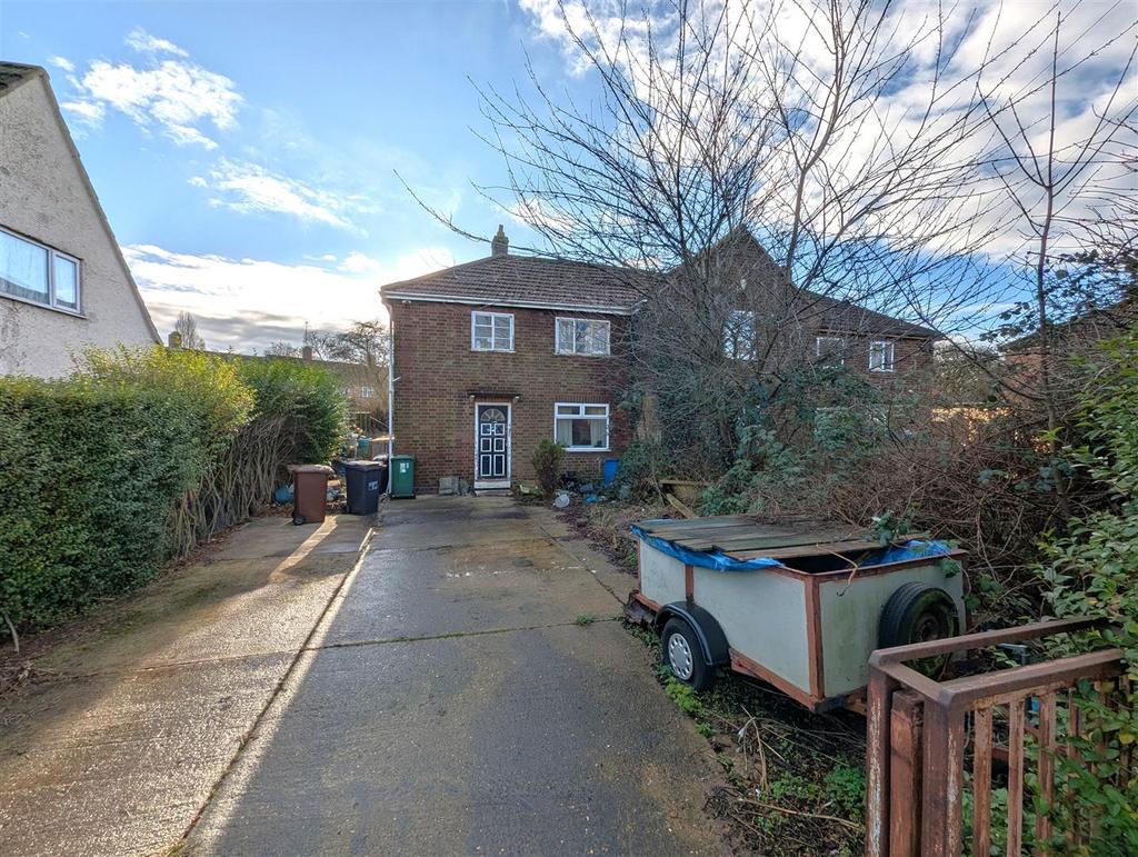 Franklin Fields, Corby NN17 5 bed semi-detached house - £130,000