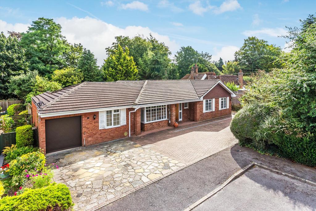 The Paddock, Guildford, Surrey, GU1 4 bed bungalow for sale - £999,950
