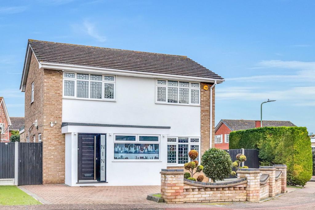 Fortescue Chase, Thorpe Bay SS1 4 bed detached house - £600,000