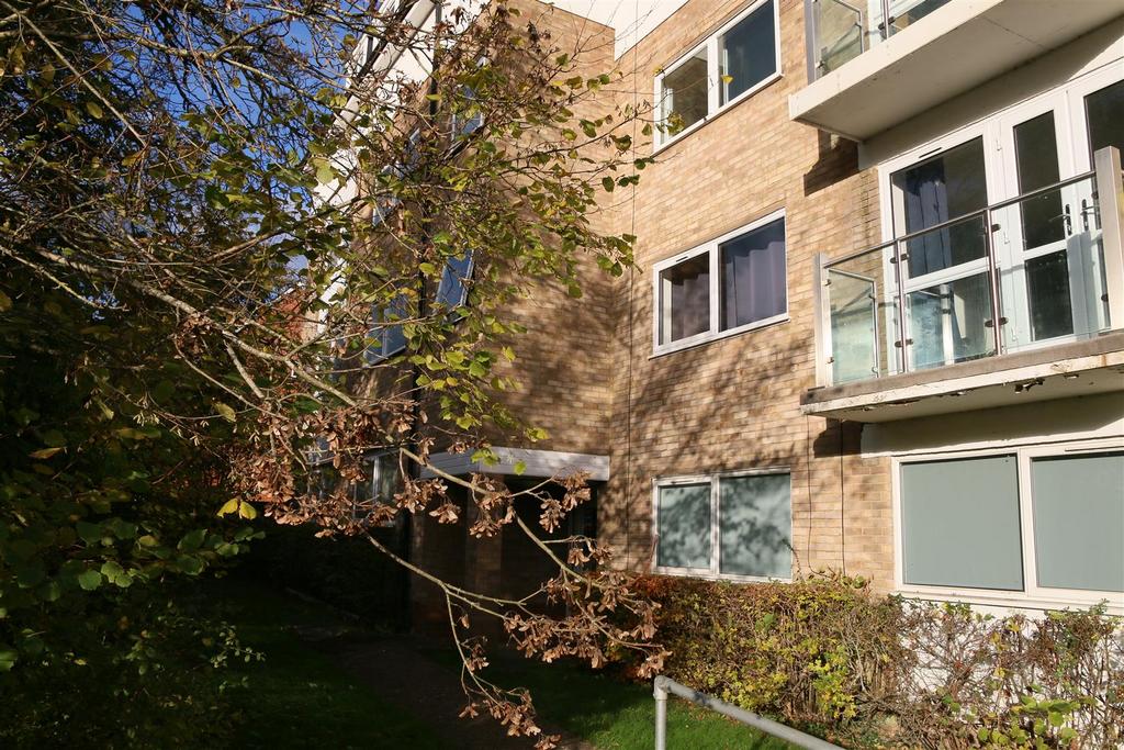 Brook Court, Radlett WD7 2 bed flat - £320,000