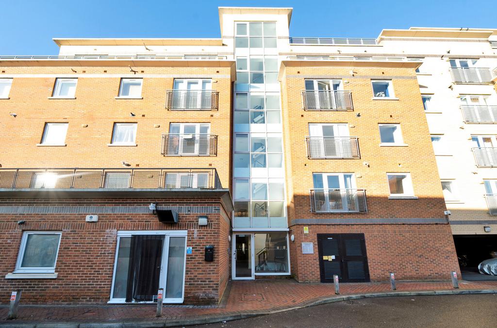Riverbank Point, 114 High Street... 2 bed flat - £112,000
