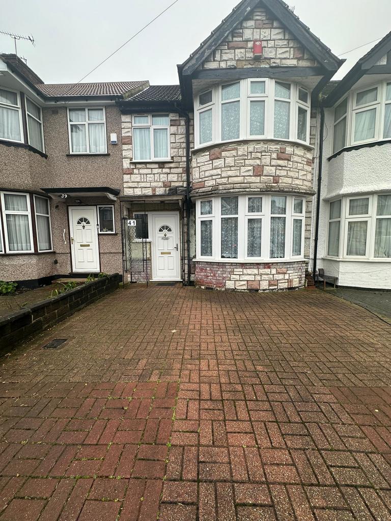 Sandhurst Road, London NW9 4 bed terraced house to rent - £2,900 pcm (£ ...