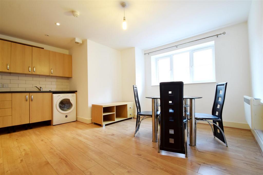 Flat 4, Howardsgate, Welwyn Garden... 2 bed flat - £1,300 pcm (£300 pw)
