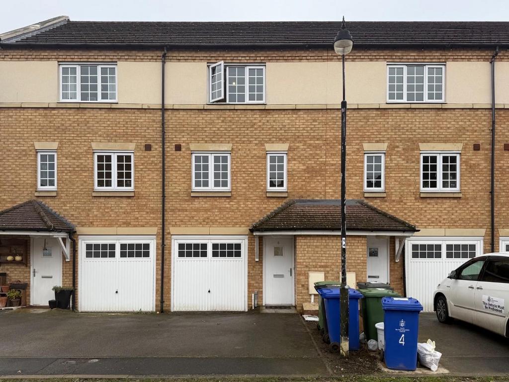 Williams Way, Grange Park... 3 bed townhouse - £1,300 pcm (£300 pw)