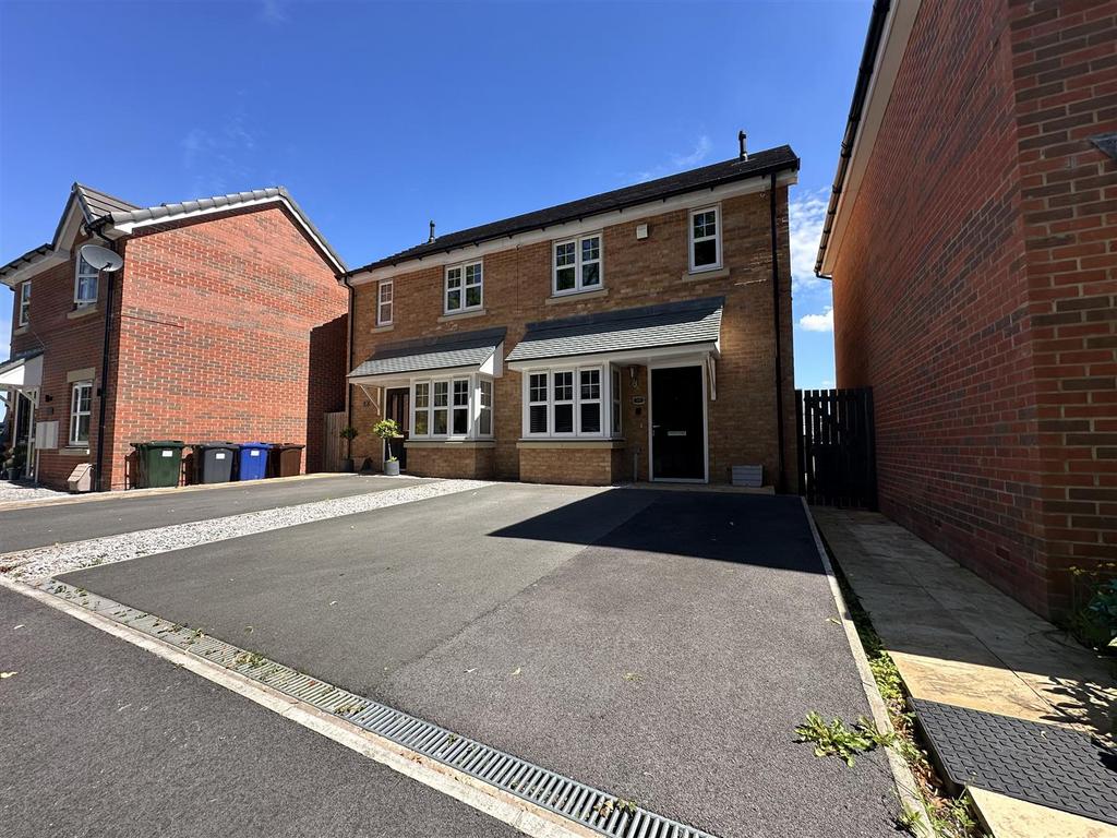 Maytree Close, Barnsley S71 2 bed semi-detached house for sale - £185,000