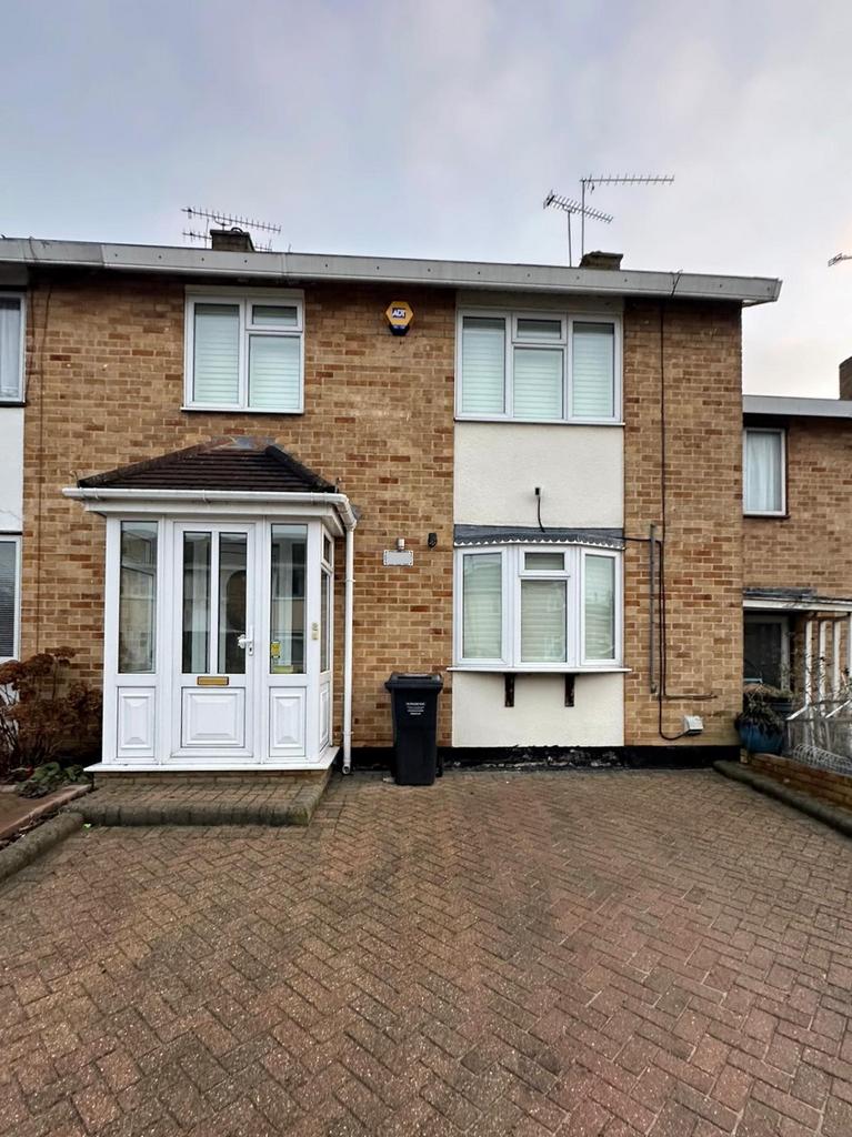 Basildon SS14 3 bed terraced house - £1,850 pcm (£427 pw)