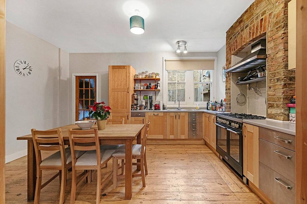 Cato Road, Clapham, London, SW4 2 bed flat to rent - £2,700 pcm (£623 pw)
