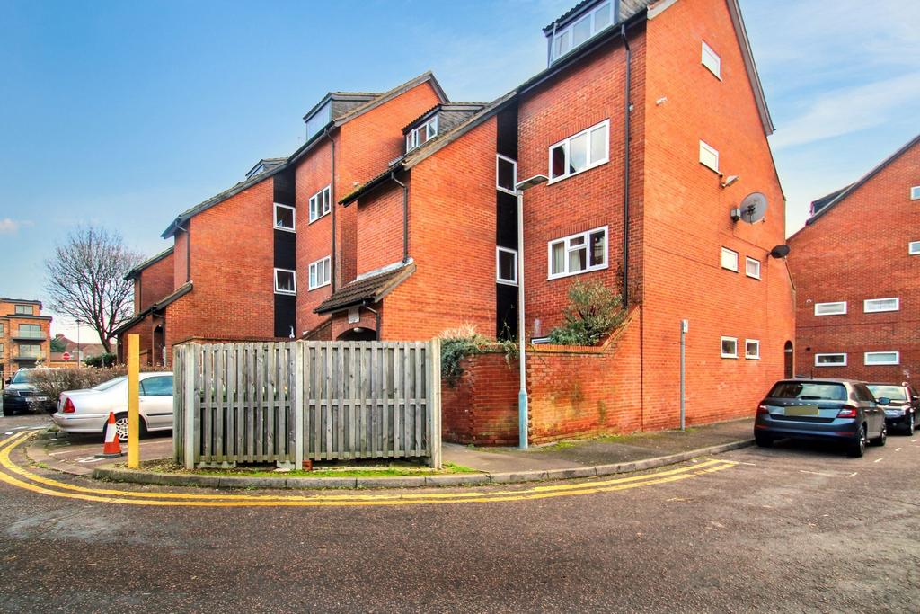 Cumbrian Way, Uxbridge, UB8 2 bed apartment for sale - £270,000