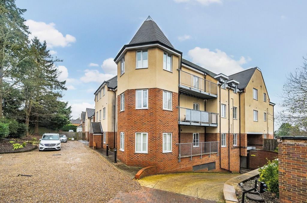 Chorleywood, Rickmansworth WD3 2 bed flat - £349,999
