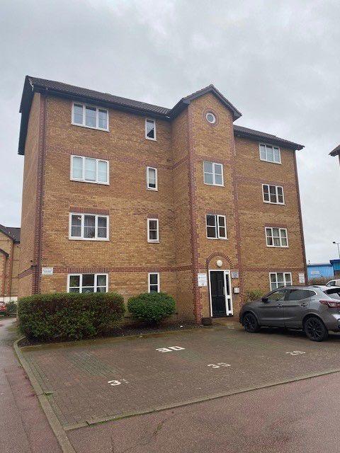 Cameron Square, Mitcham, Surrey, CR4 3SH 1 bed apartment - £170,000