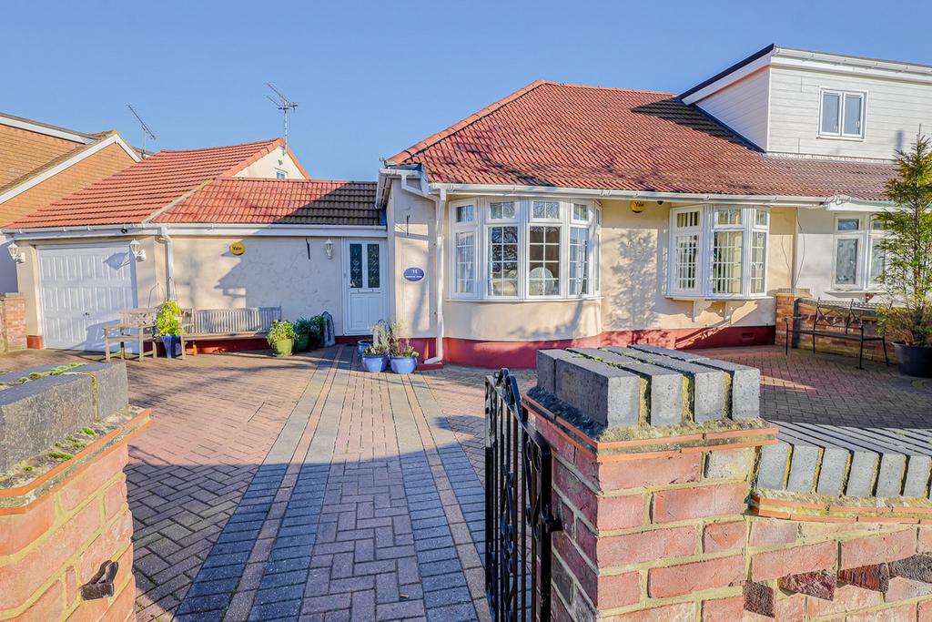 Woodham Road, Benfleet, SS7 3 bed bungalow for sale - £450,000