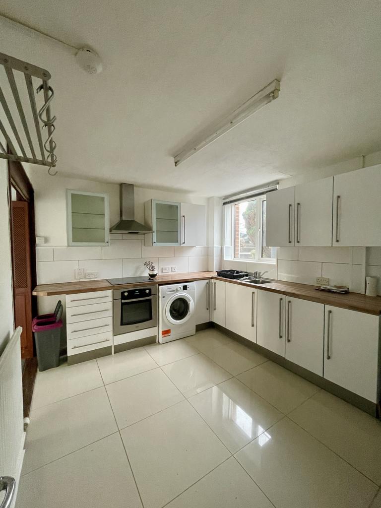 Lakeside, Cardiff, CF23 3 bed terraced bungalow - £1,325 pcm (£306 pw)