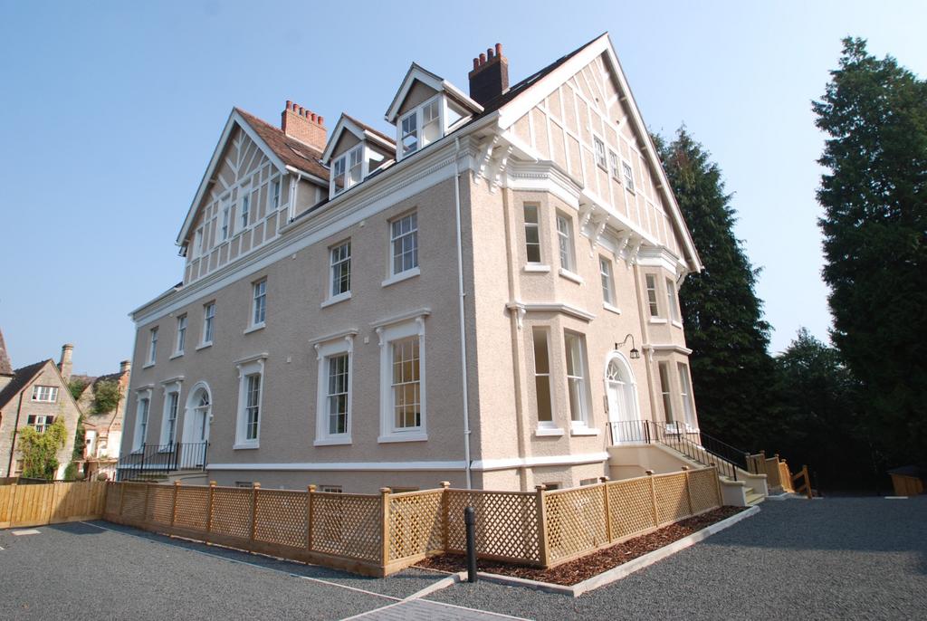 Ivydene, 57 Albert Road North... 2 bed apartment - £950 pcm (£219 pw)