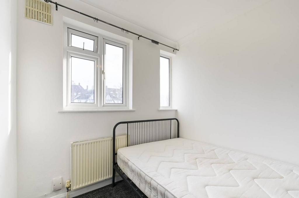 Kings Avenue, Balham, London, SW12 4 bed flat - £2,950 pcm (£681 pw)