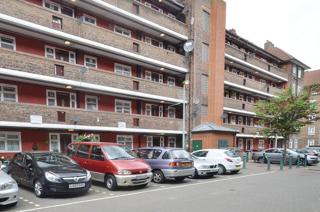 Homerton Road, Hackney, London, E9 3 bed flat for sale - £450,000