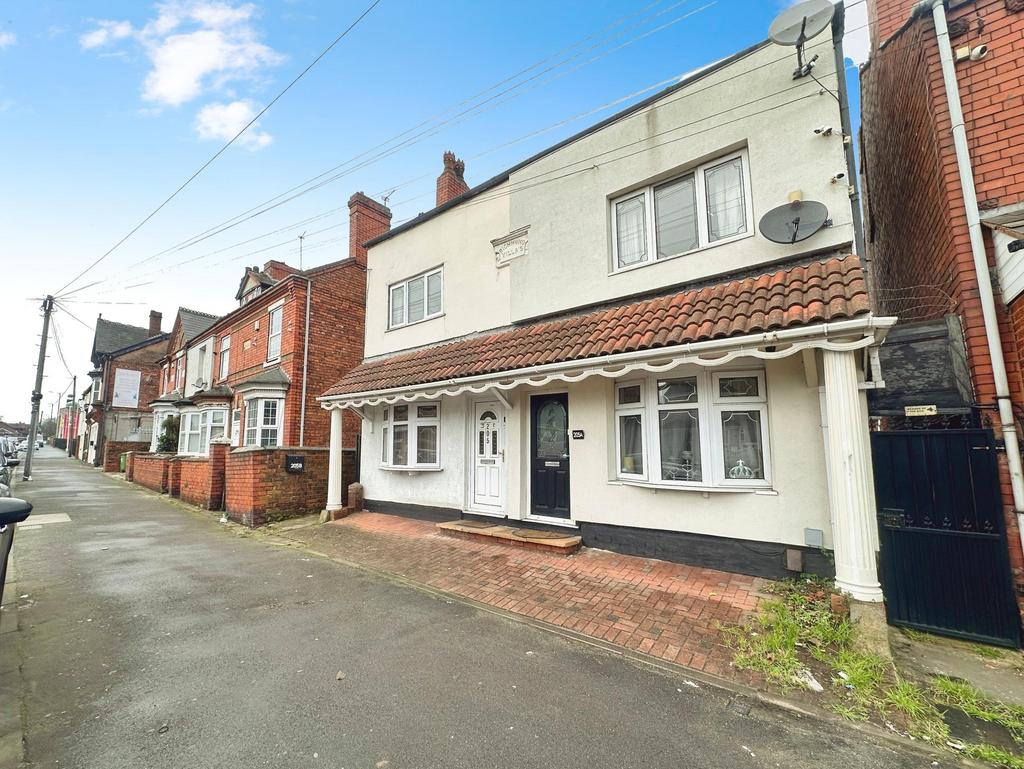 Walsall Road, Wednesbury WS10 6 bed semi-detached house for sale - £270,000