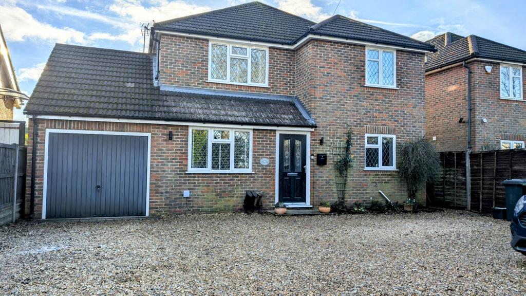 New Road, Bordon GU35 4 bed detached house - £645,000