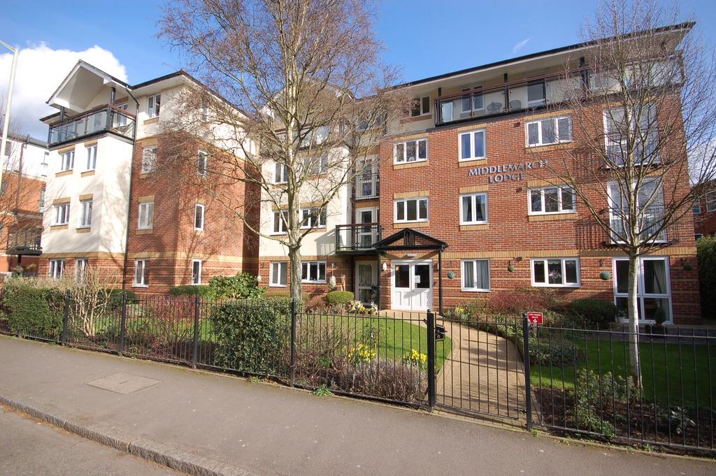 High Street, Rickmansworth WD3 2 bed flat for sale - £400,000
