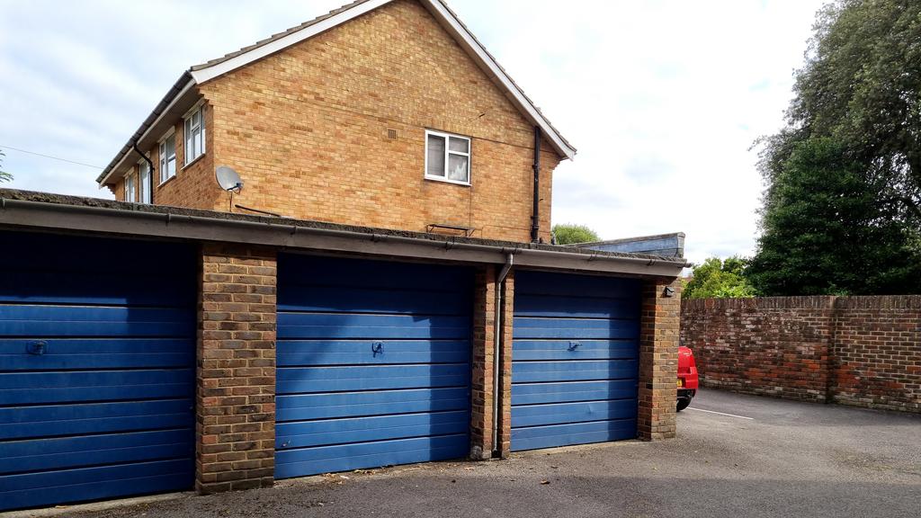Lock Up Garage Garage to rent - £120 pcm (£28 pw)
