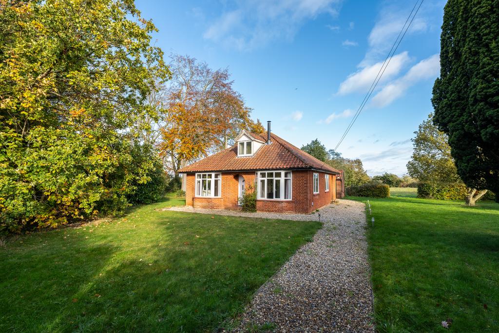 Silfield Road, Silfield 2 bed bungalow - £1,250 pcm (£288 pw)