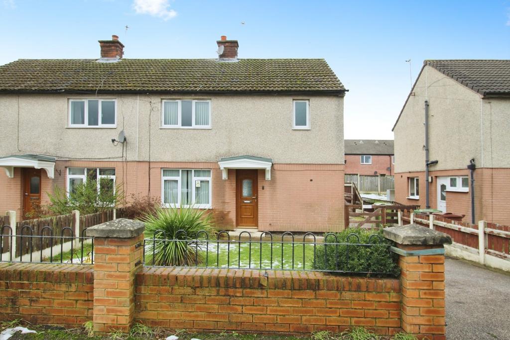 Holmfield Close, West Yorkshire WF8 3 bed semi-detached house - £135,000