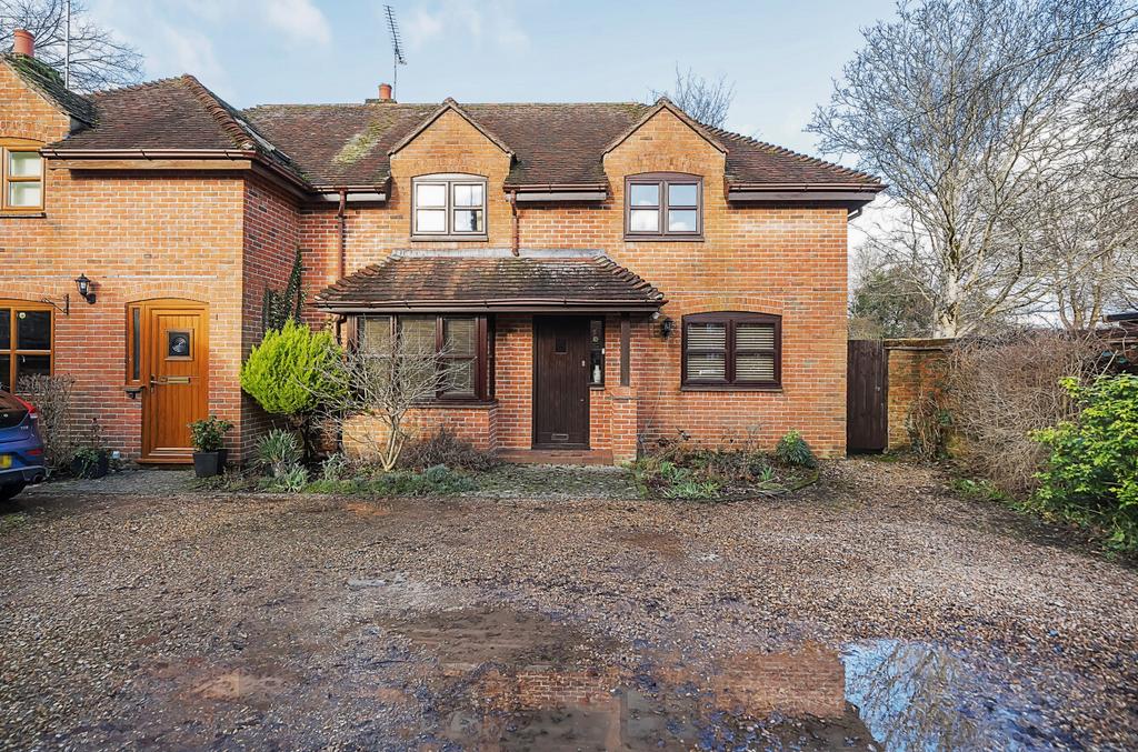 Mill Lane, Romsey, Hampshire, SO51 3 bed semi-detached house - £525,000