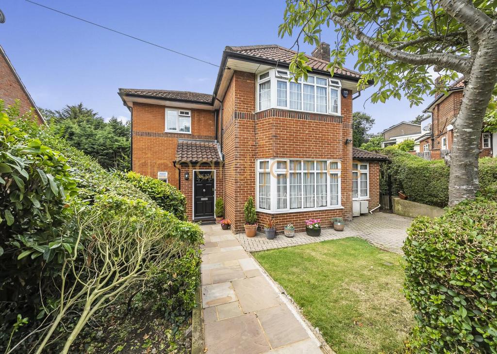 Lawrence Gardens, Mill Hill, London, NW7 4 bed detached house - £1,300,000