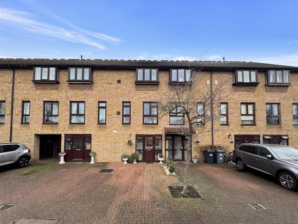 Benham Gardens, Hounslow TW4 3 bed townhouse - £536,250