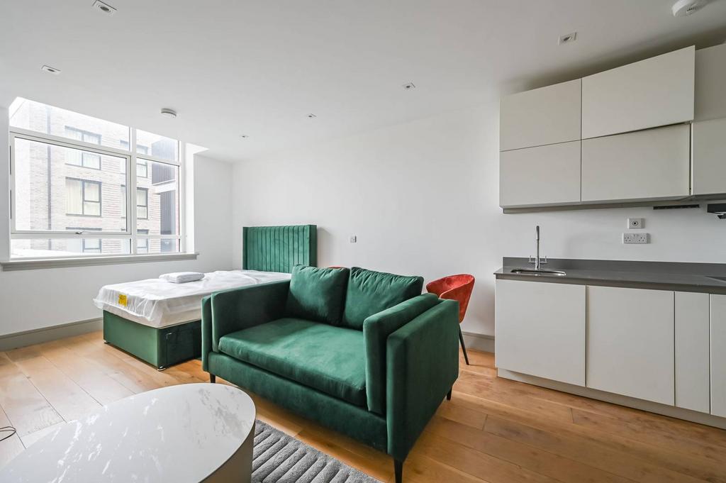 Zenith House, Tottenham, London, N15 Studio to rent - £1,550 pcm (£358 pw)