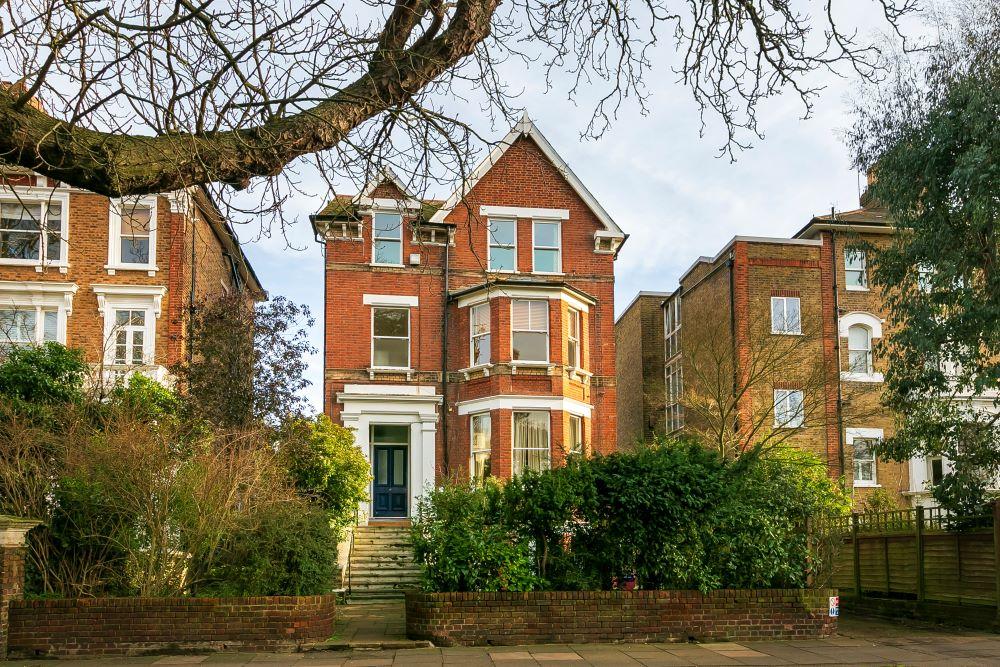 Kew Road, Kew, Richmond, Surrey TW9 2 bed flat - £2,350 pcm (£542 pw)