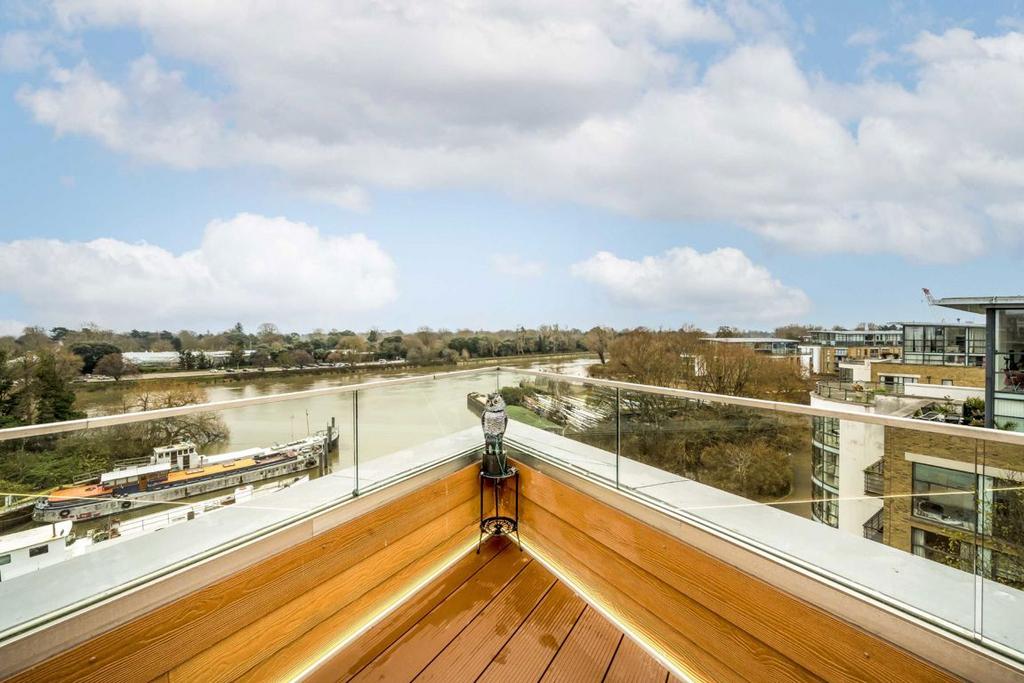 High Street, Brentford TW8 2 bed flat for sale - £950,000