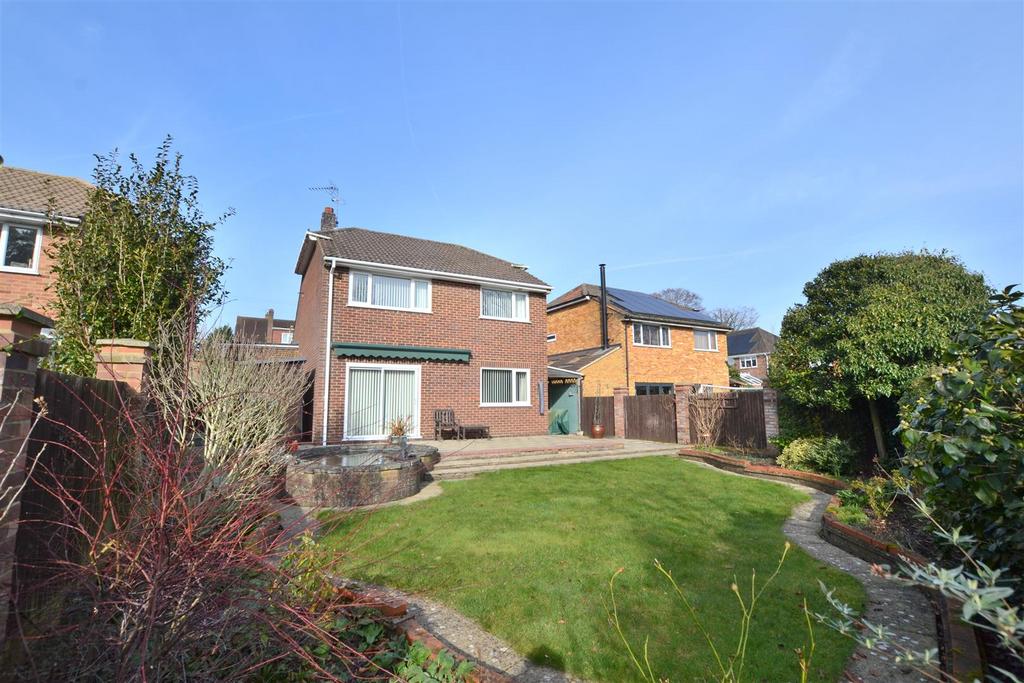 Longmead, Fleet GU52 4 bed detached house - £665,000