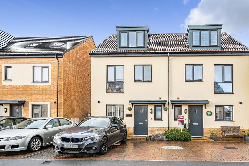Nearly new family home in central Yatton 4 bed semi-detached house - £359,950