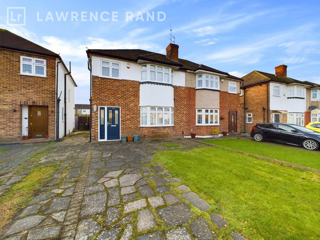 Queens Walk, Ruislip, Middlesex, HA4 3 bed semi-detached house - £600,000