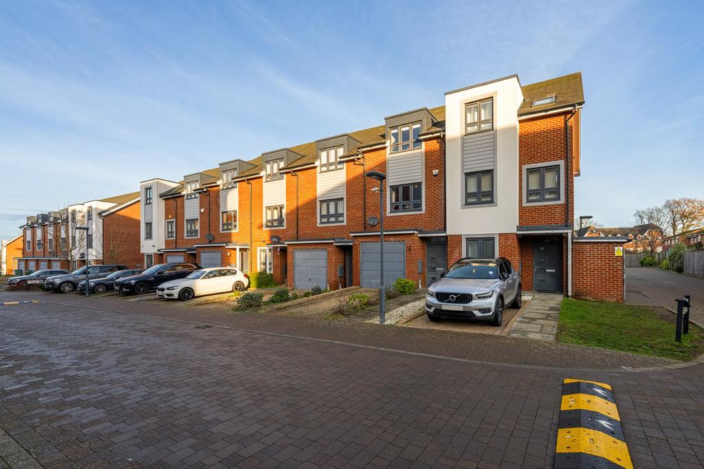 Rembrandt Way, Watford, WD18 3 bed townhouse for sale - £565,000
