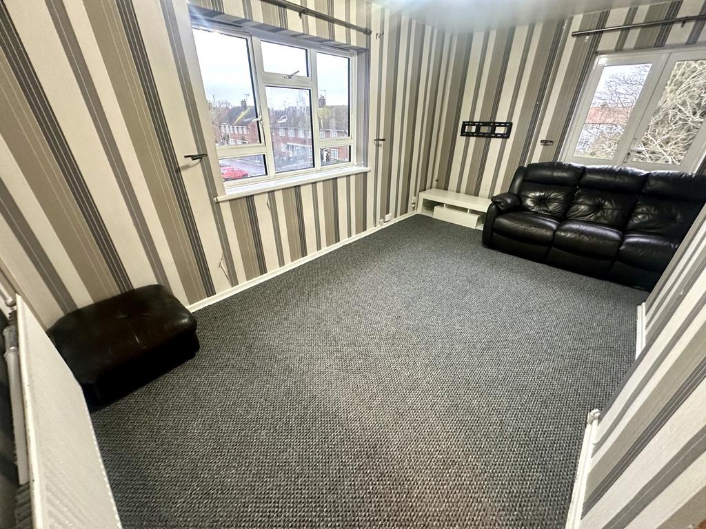 Corwell Gardens, Uxbridge, UB8 2 bed flat - £1,950 pcm (£450 pw)
