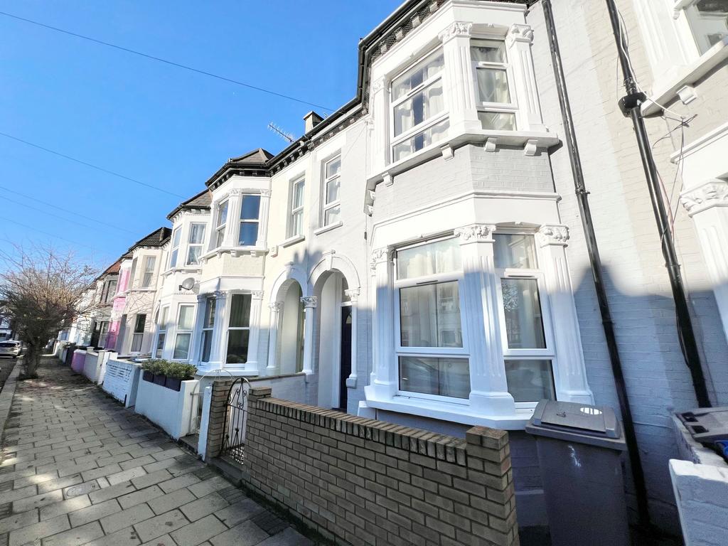 Glengall Road, Kilburn, NW6 4 bed terraced house - £3,500 pcm (£808 pw)
