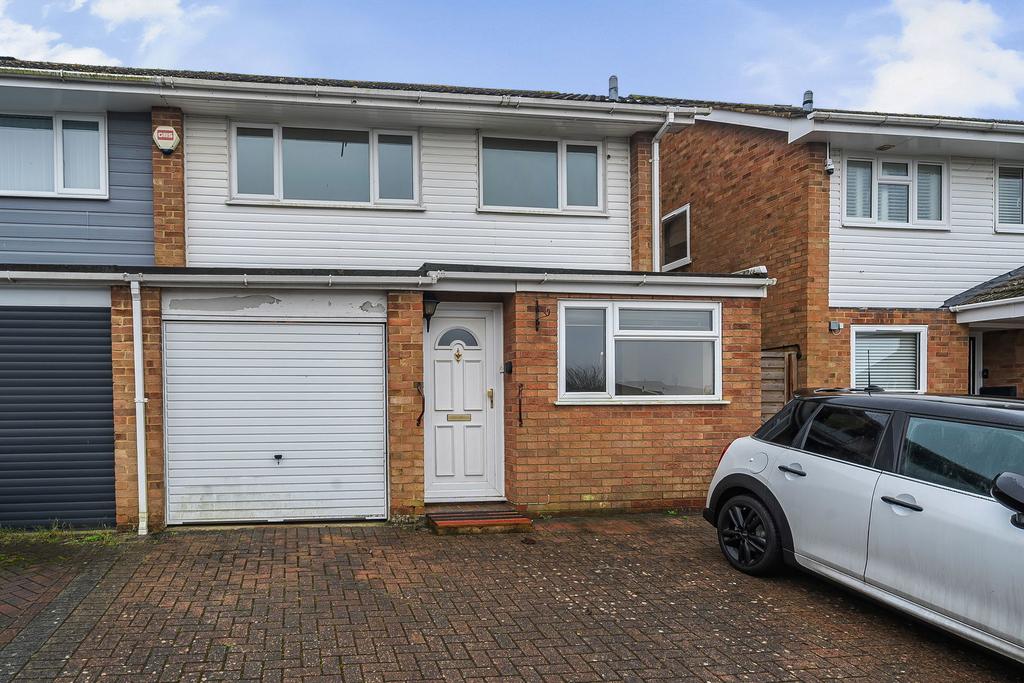 Britten Road, Basingstoke 3 bed semi-detached house - £350,000
