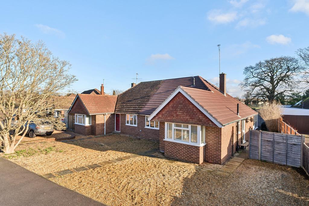 Send Close, Send, Woking, GU23 2 bed bungalow for sale - £545,000