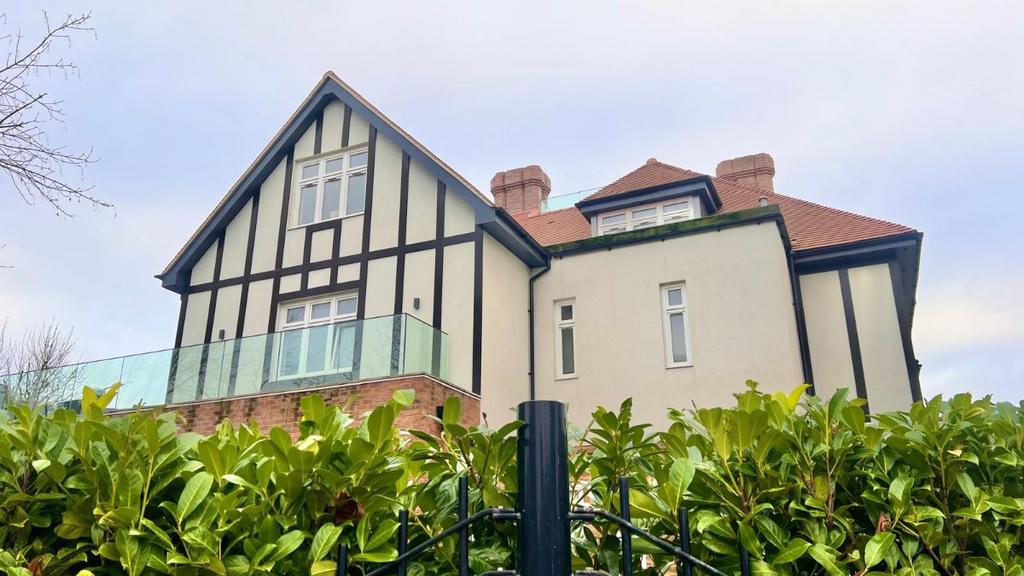 69 Brampton Grove, London NW4 2 bed flat to rent - £2,947 pcm (£680 pw)