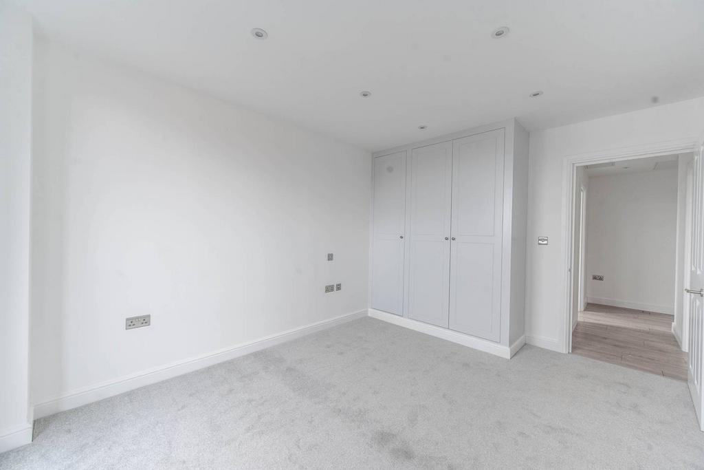Eloise House, London SE25 2 bed flat - £420,000