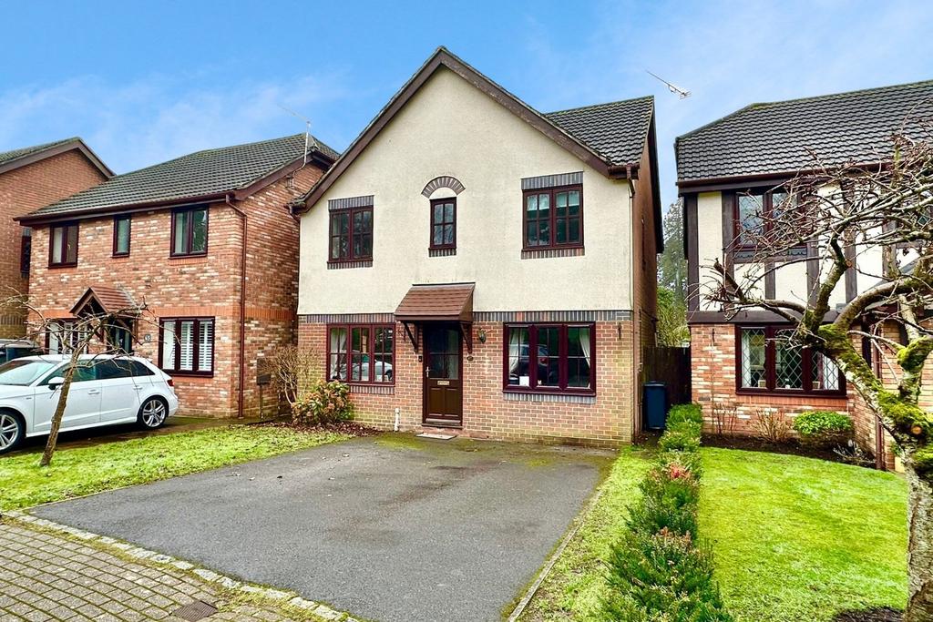 Buttermere Drive, CAMBERLEY GU15 4 bed detached house for sale - £550,000