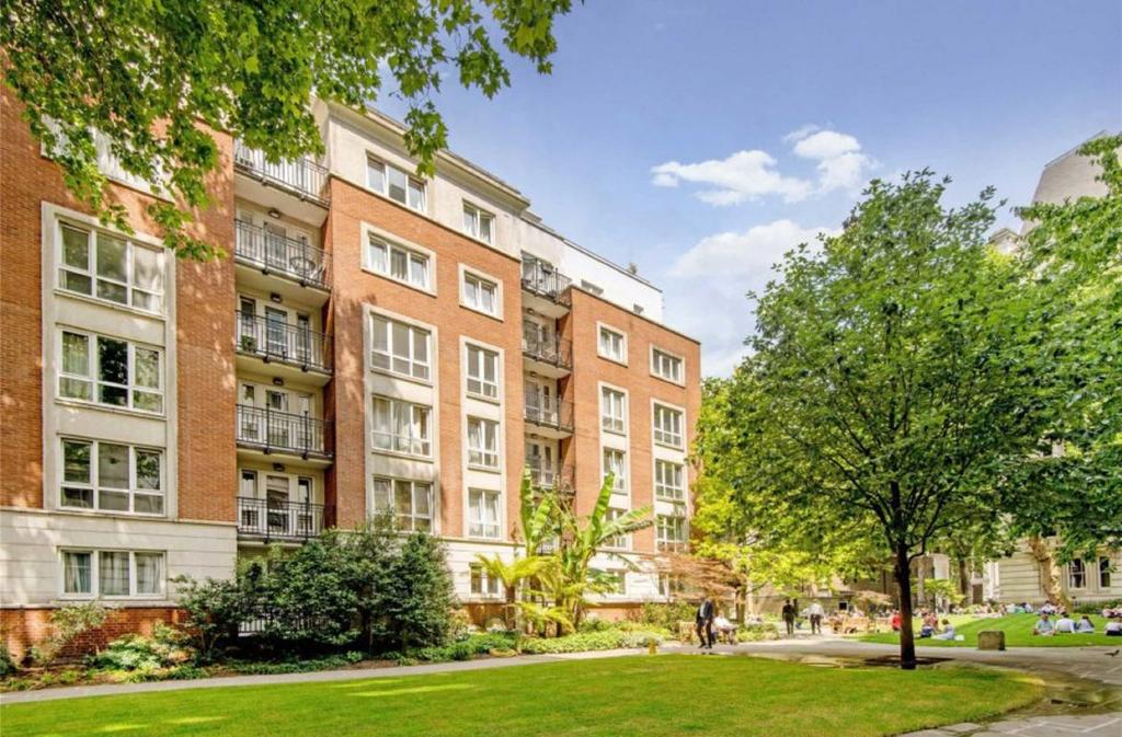 Little Britain, London EC1A 1 bed flat - £2,500 pcm (£577 pw)