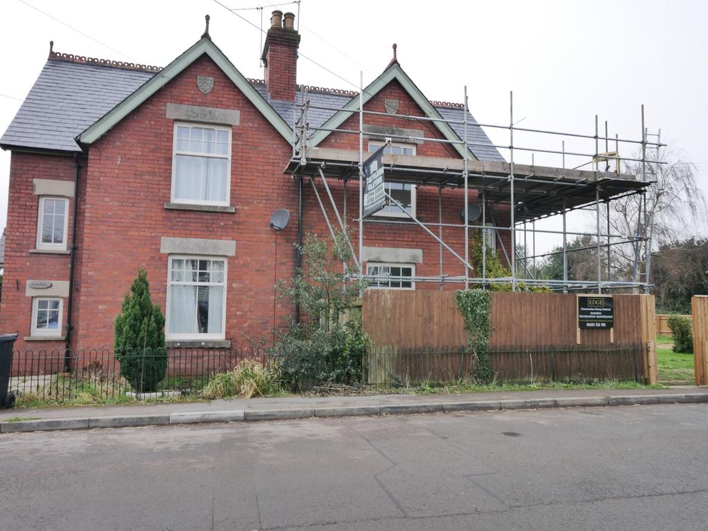 Station Road, WANSWELL 3 bed semi-detached house - £1,400 pcm (£323 pw)