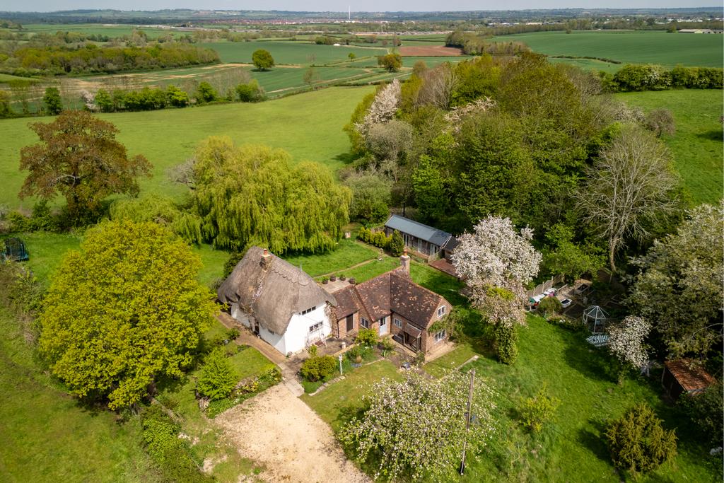 Eythrope Road, Aylesbury HP17 3 bed detached house - £850,000